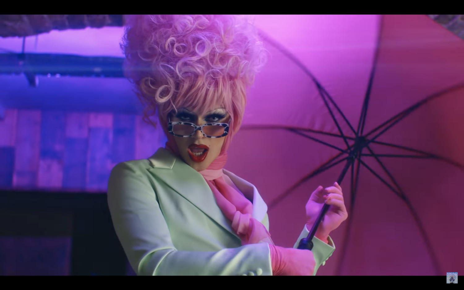 Watch: Ava Max holt RuPaul's Drag Race-Star an Bord — GAY.CH · Alles ...