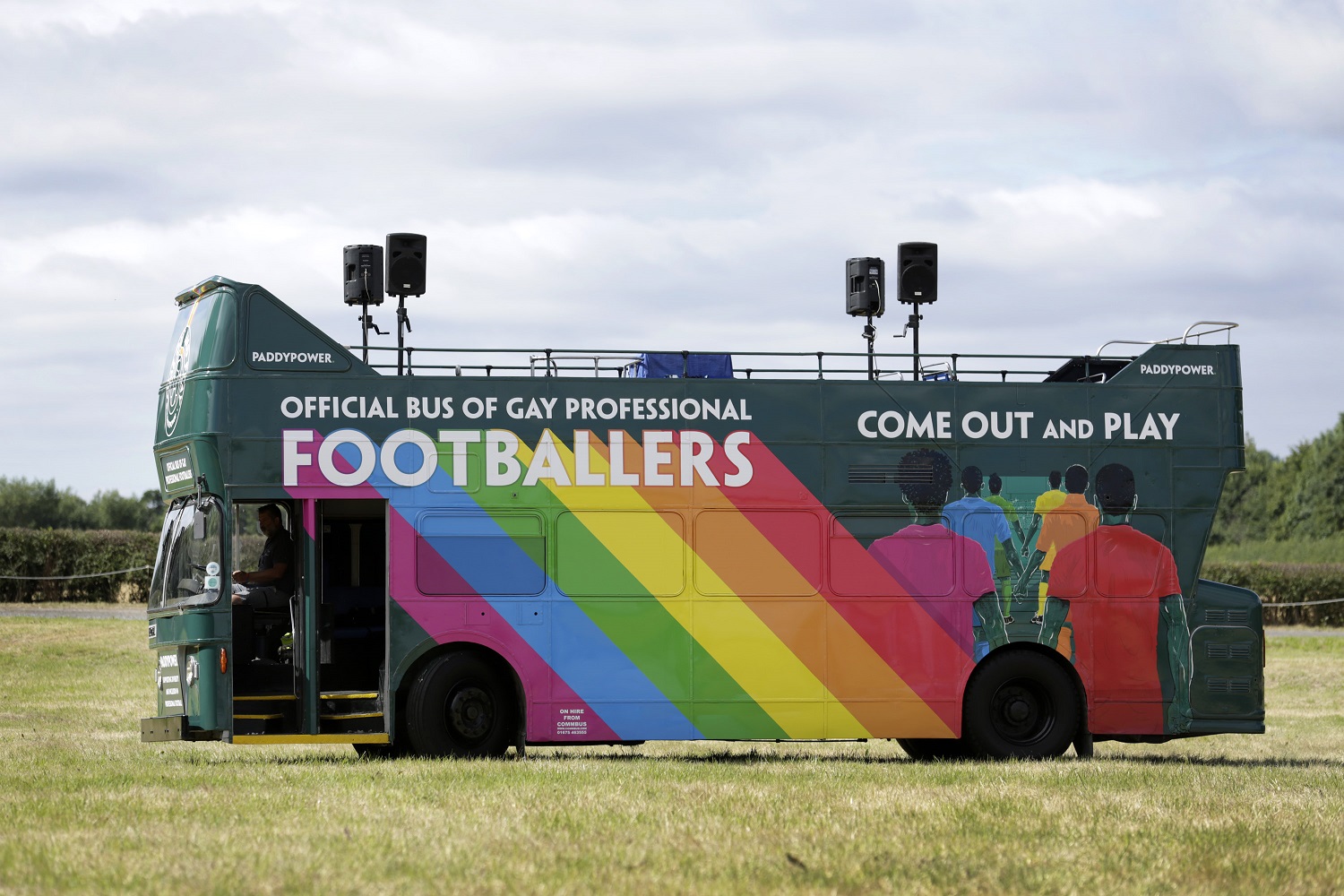 Leerer Bus an der Brighton Pride und der Hintergrund dazu... — GAY.CH ...