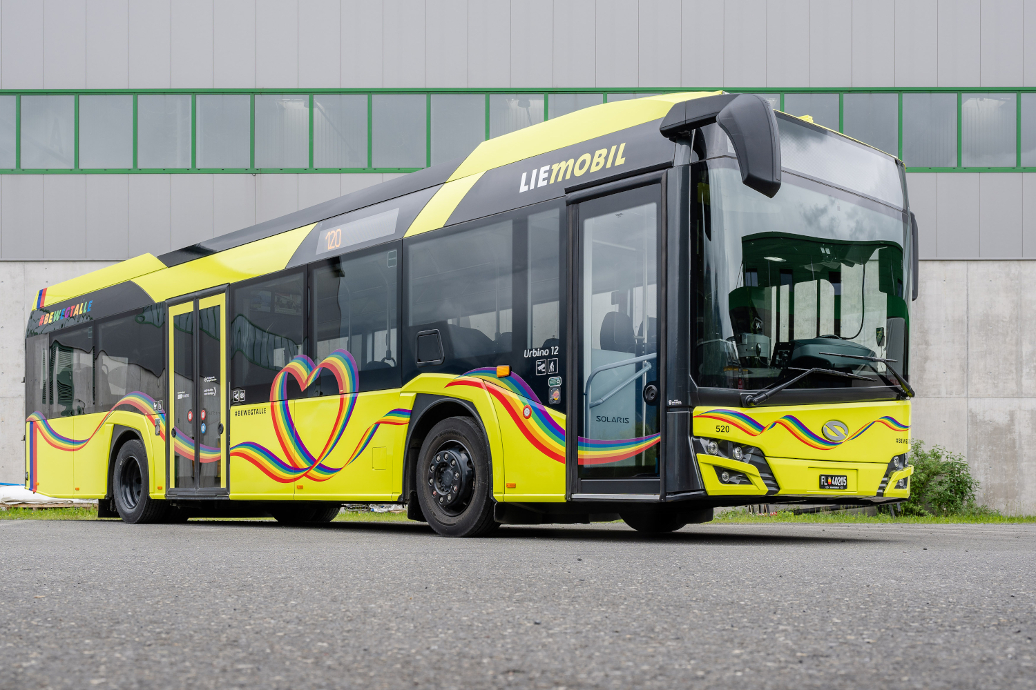 Liechtensteins Verkehrsbetriebe LIEmobil präsentieren Regenbogenbus ...