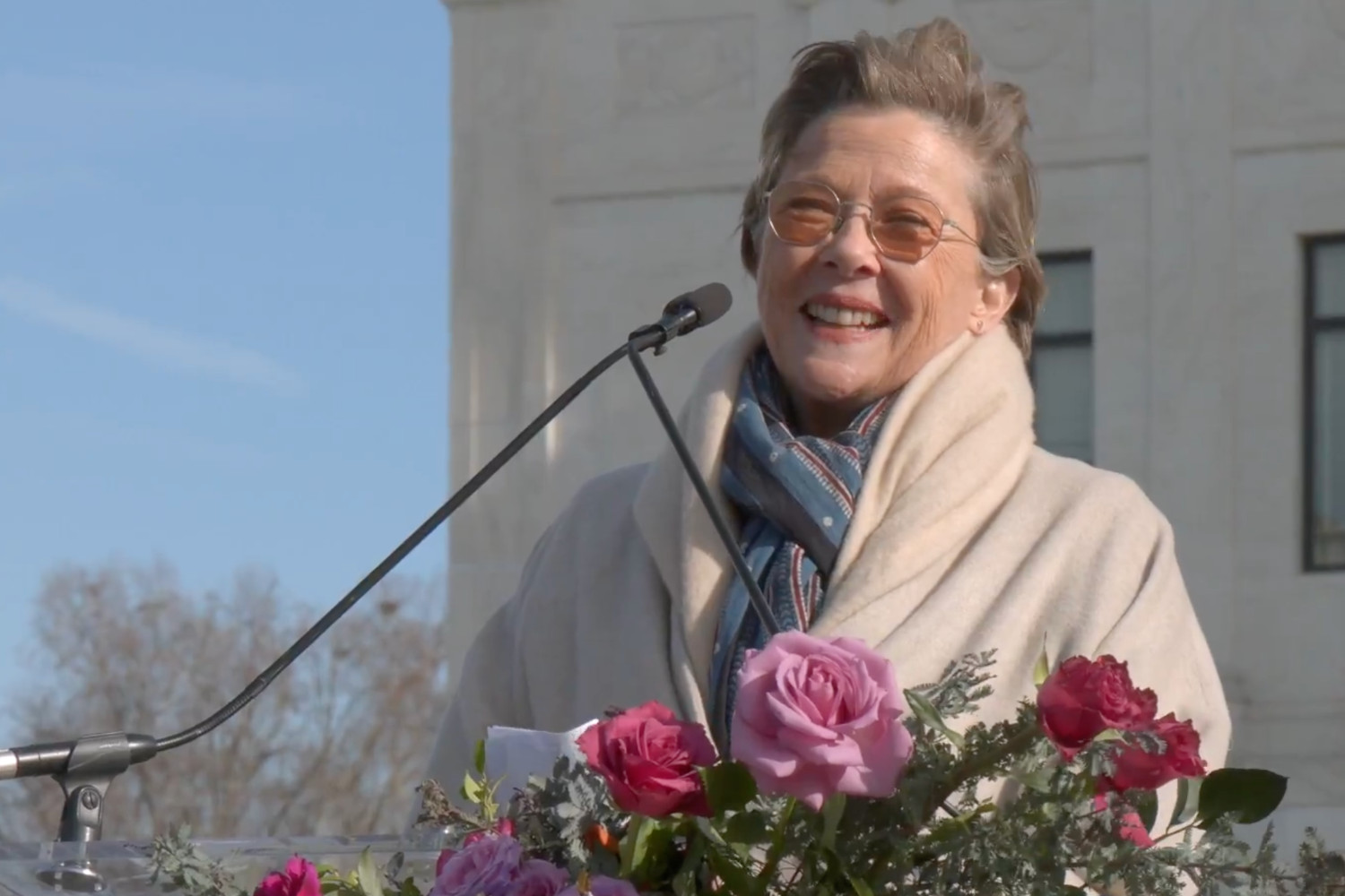 Watch: Annette Benings Rede für ihren trans Sohn vor dem Obersten ...