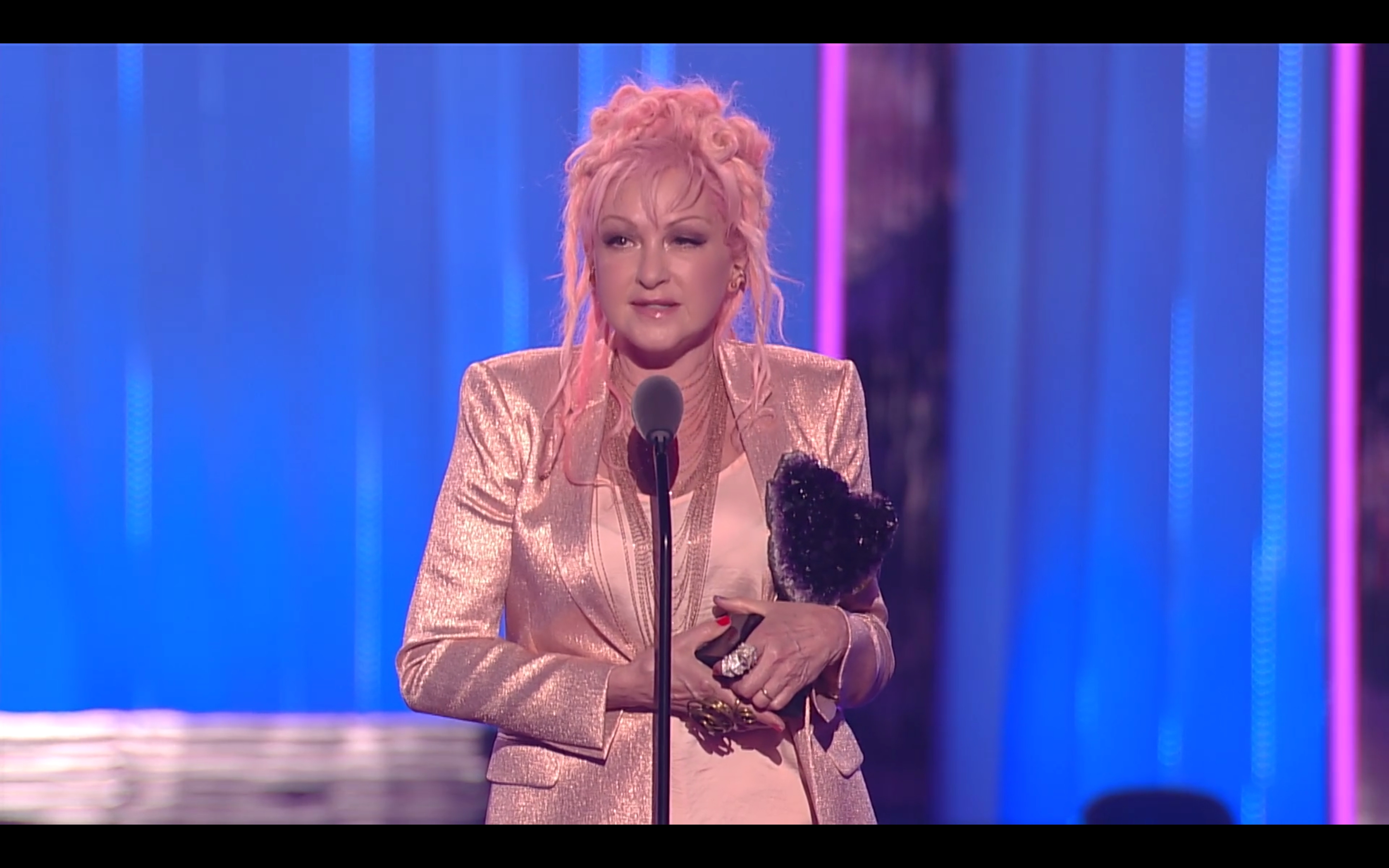 Watch: Cyndi Lauper mit Logo Trailblazer Honors geehrt — GAY.CH · Alles ...