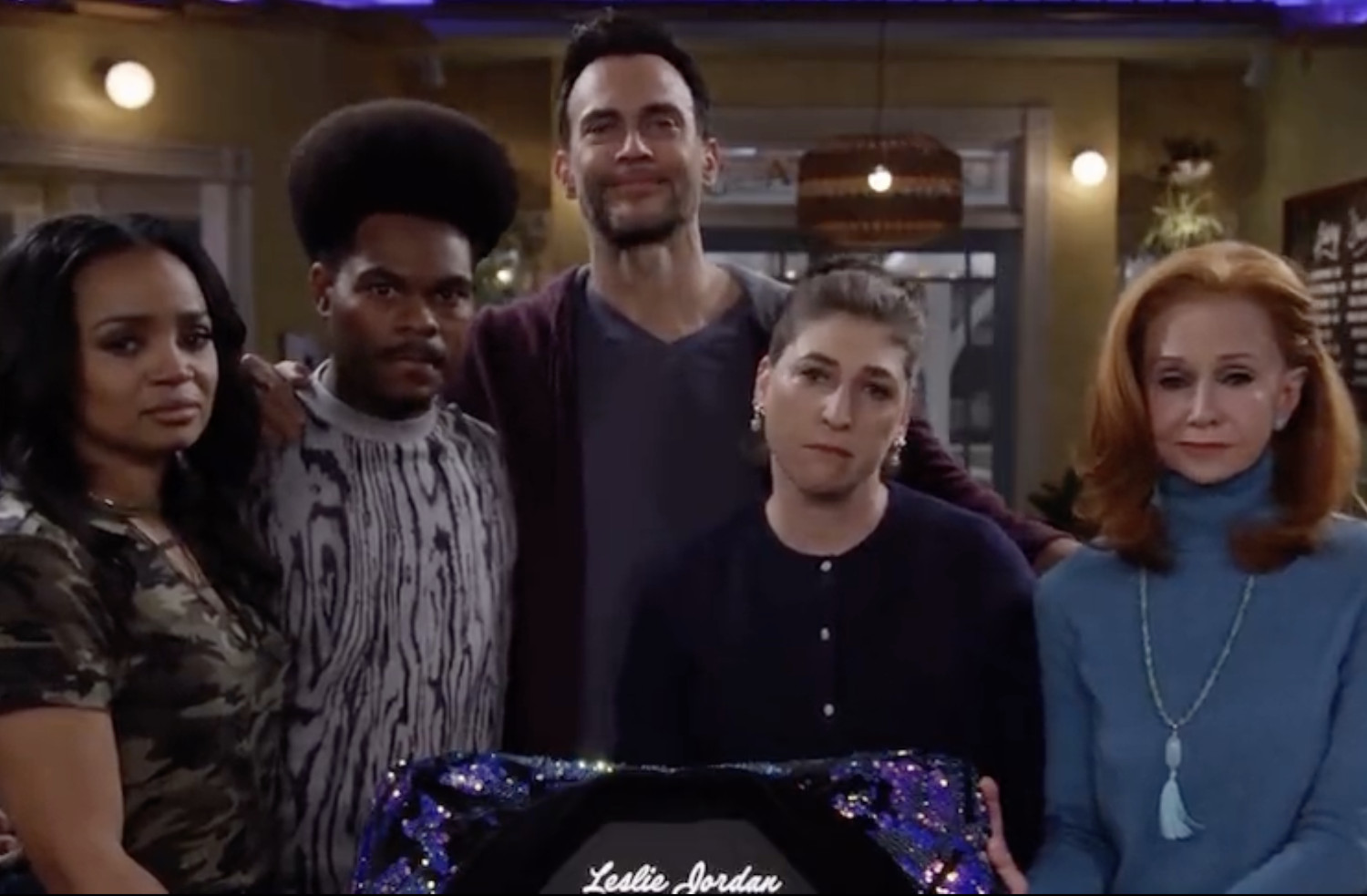 Watch: Die Call Me Kat-Crew und ihr ergreifendes Tribut an Leslie ...