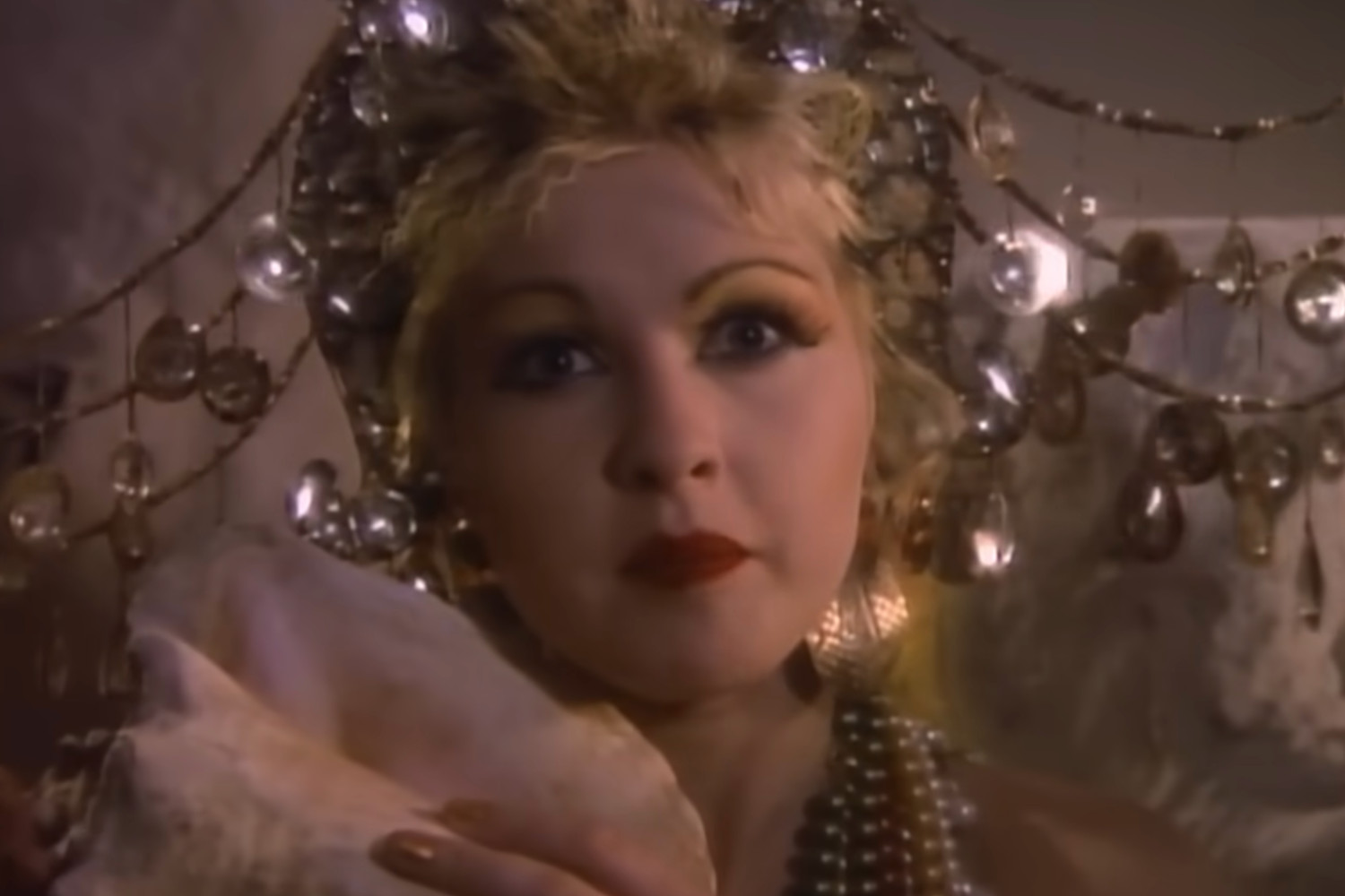 Watch: Dieser Superstar wird Cyndi Lauper in die Rock & Roll Hall of ...