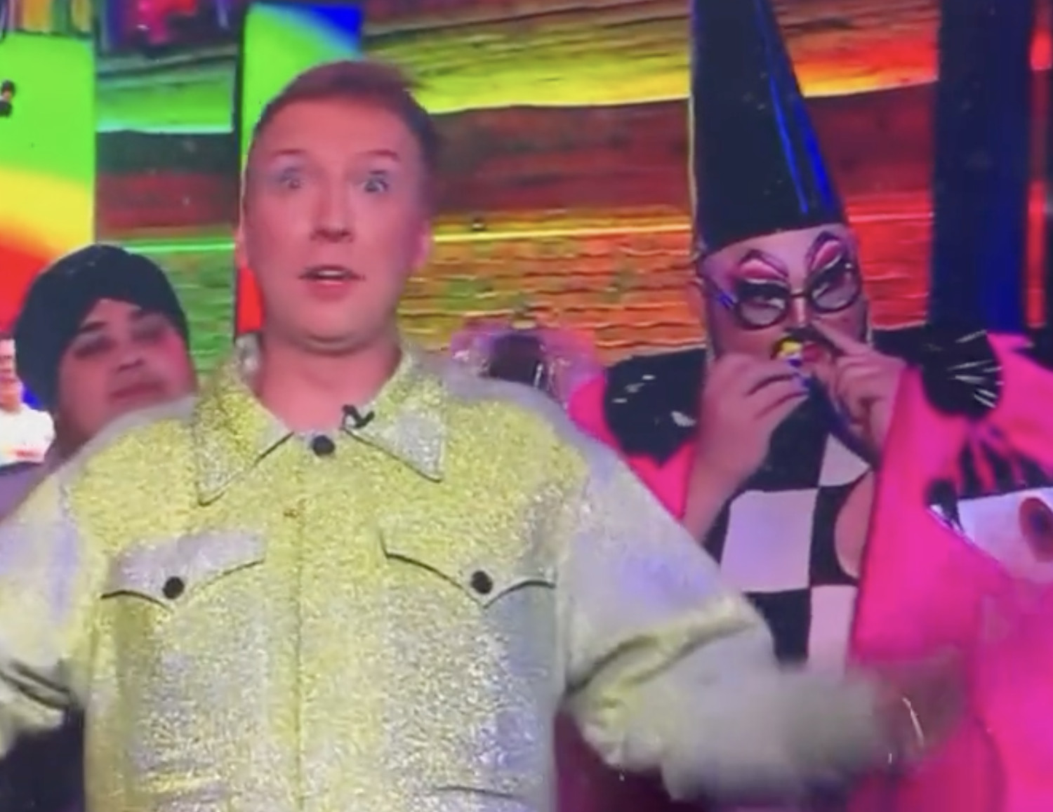 Watch: Drag Queen snifft Poppers live im britischen TV — GAY.CH · Alles ...