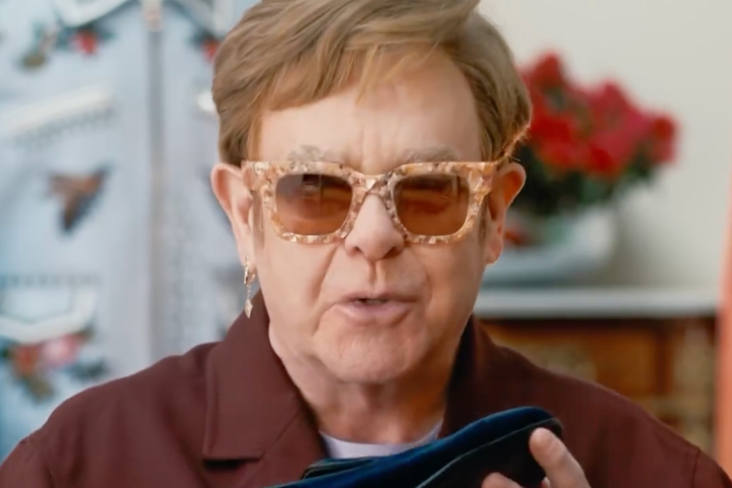 Watch: Elton John mistet aus - zu Gunsten seiner Elton John Aids Foundation — GAY.CH · Alles ...