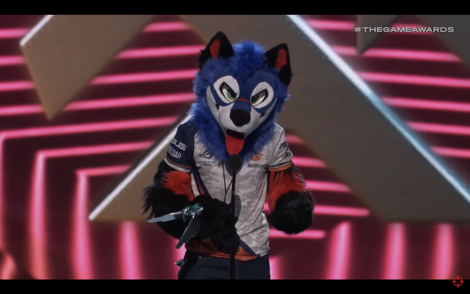Watch: Esports-Spieler SonicFox setzt sich erneut für die Community ein ...
