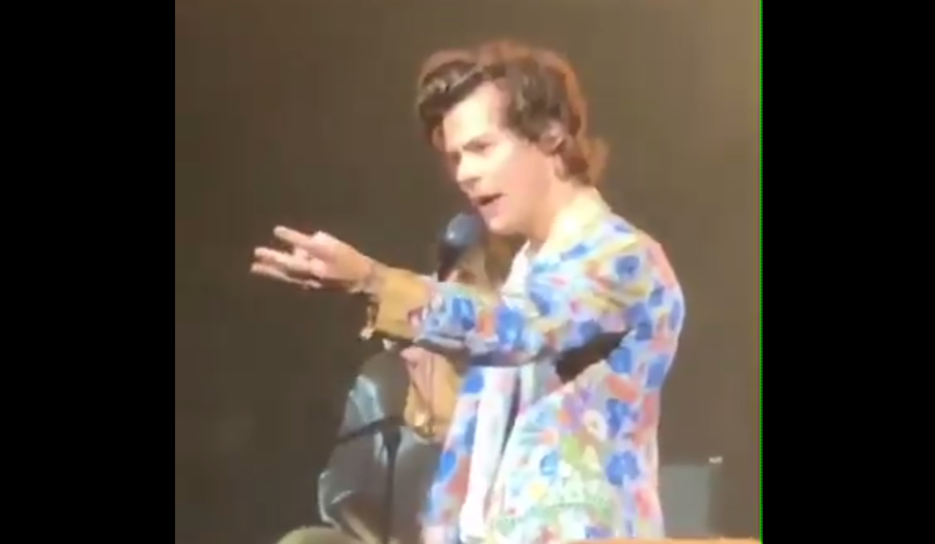 Watch: Harry Styles hilft Fan beim Coming out... — GAY.CH · Alles ...
