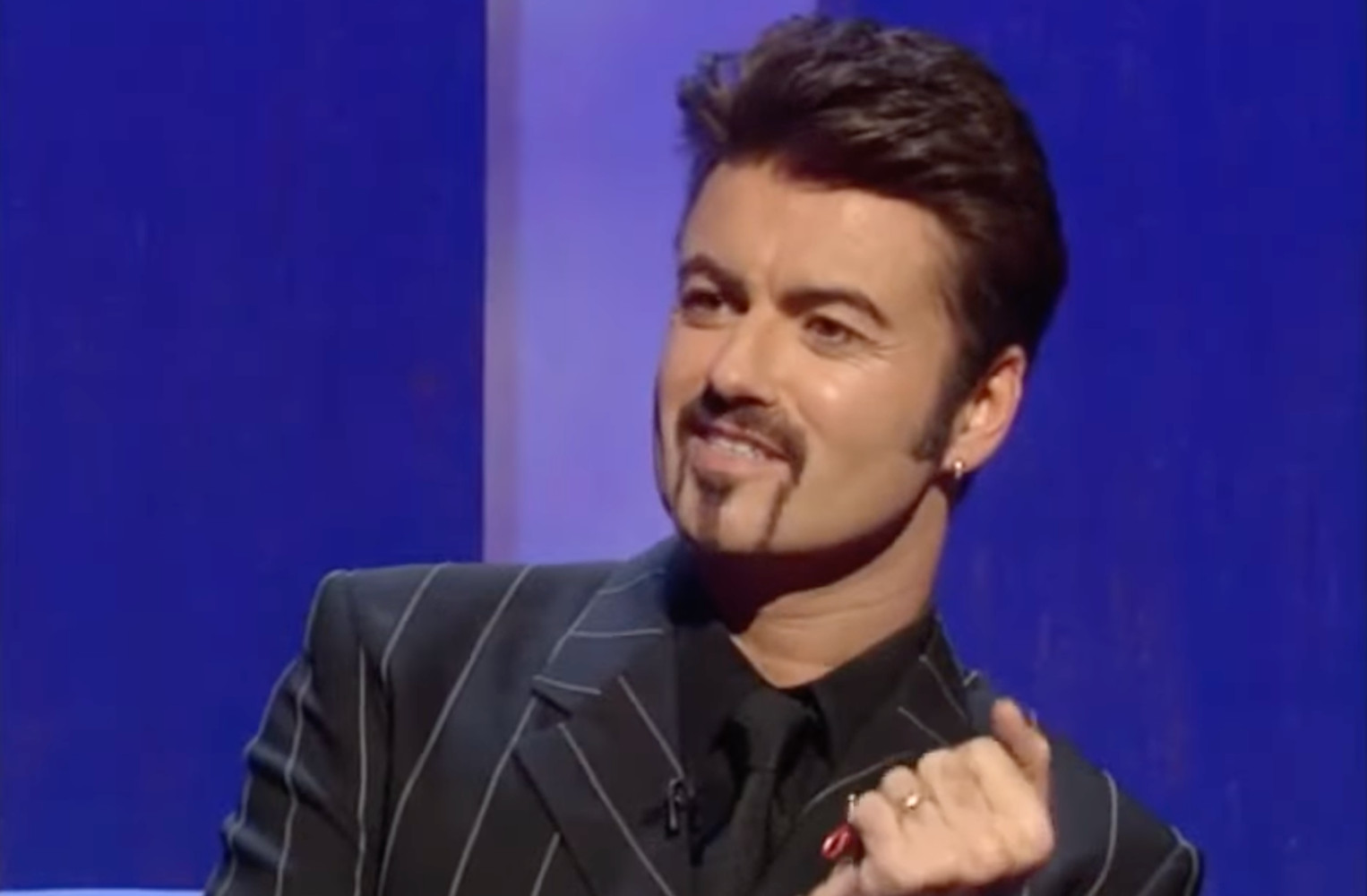 Watch: Heute vor 25 Jahren: George Michael sprach über den WC-Vorfall ...