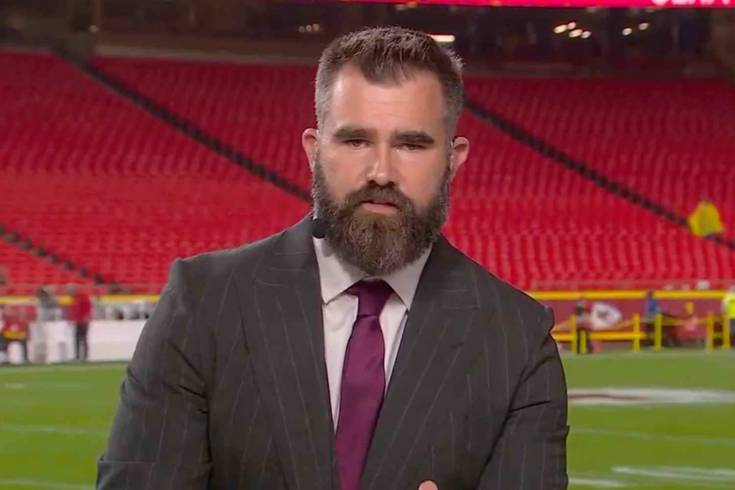 Watch: Jason Kelce, der Bruder von Taylor Swift Lover Travis ...