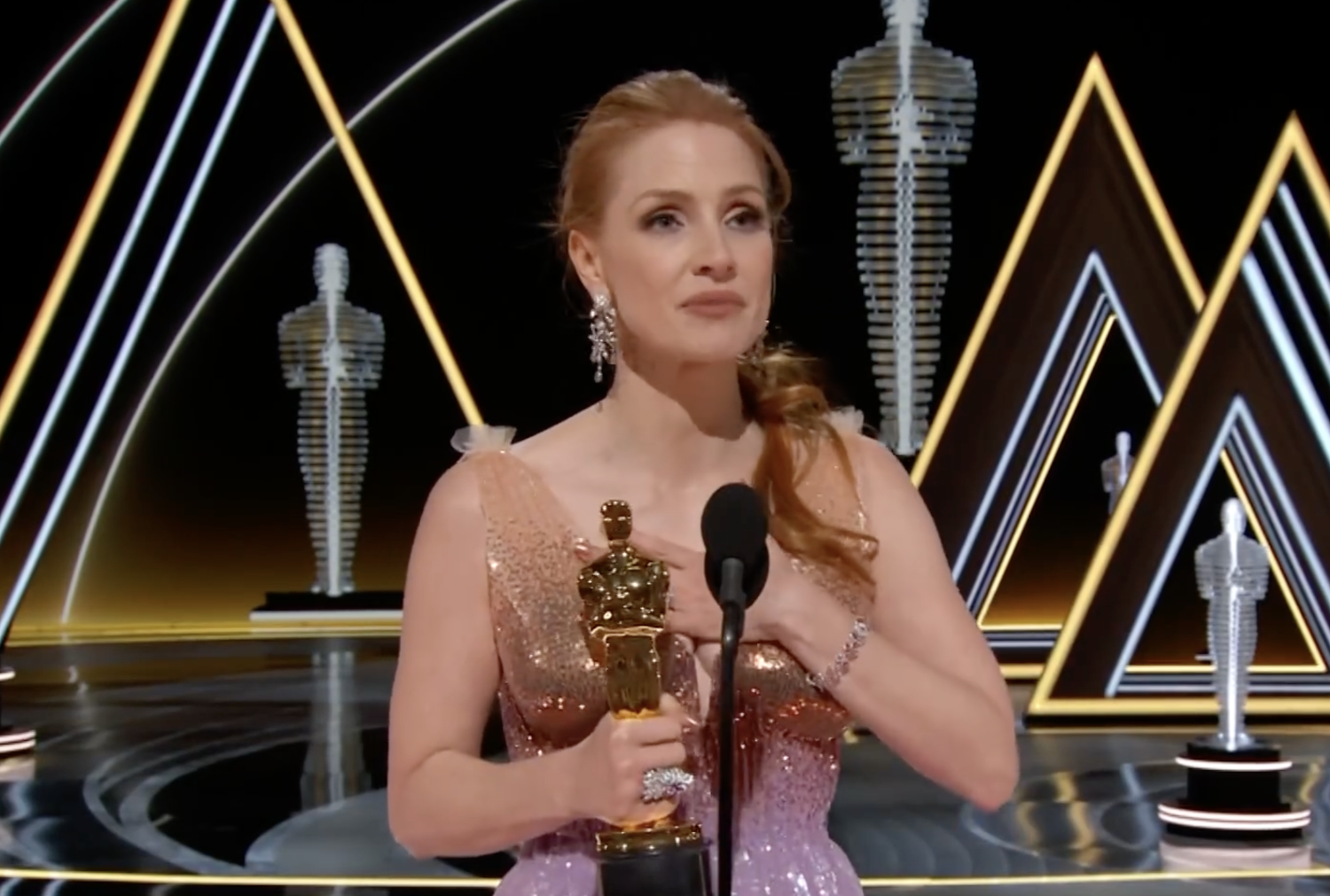 Watch: Jessica Chastein und Ethan Hawke besuchen das Zurich Film ...