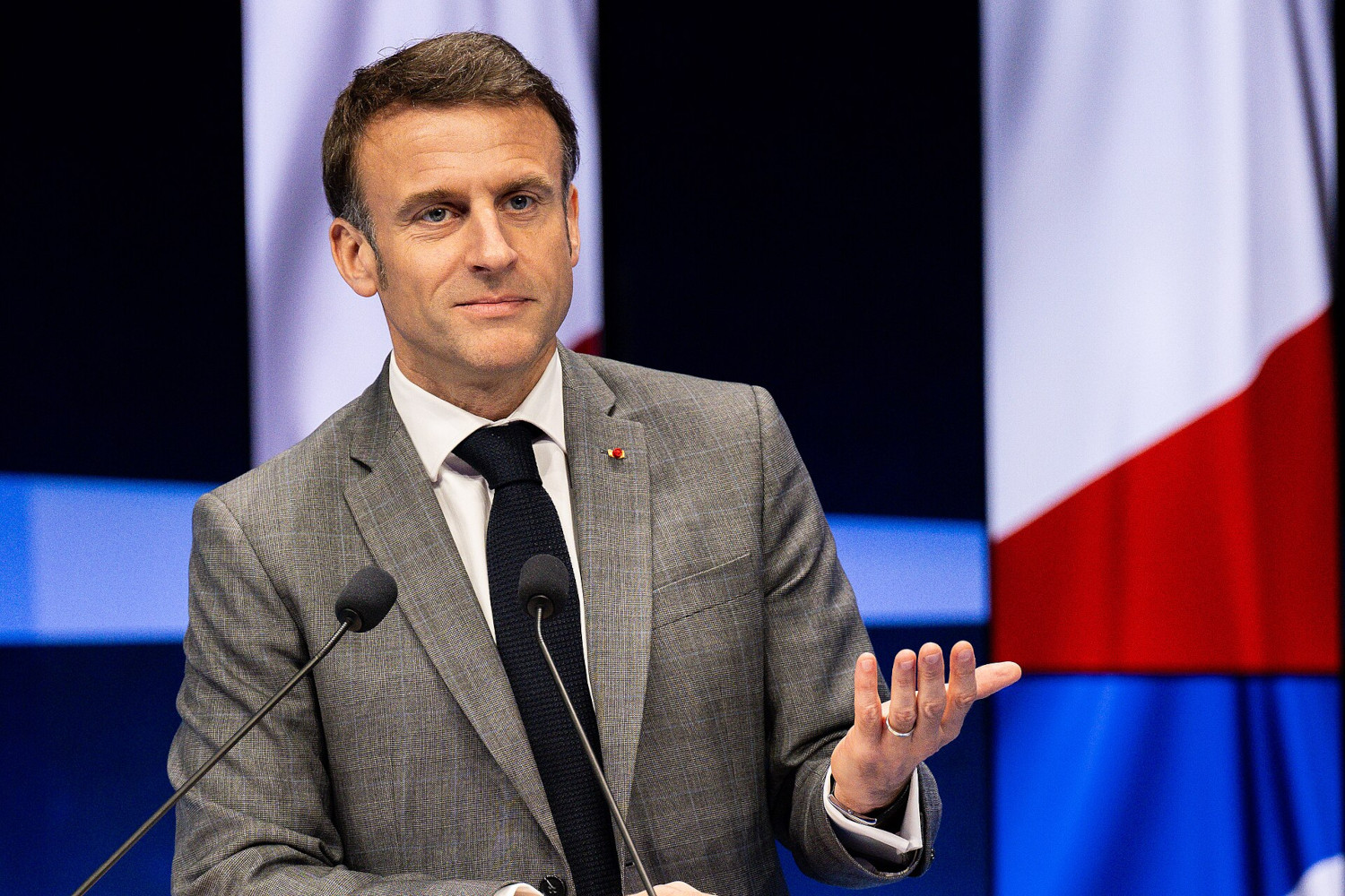 Watch: Küsst Emmanuel Macron hier einen anderen Mann? — GAY.CH · Alles ...