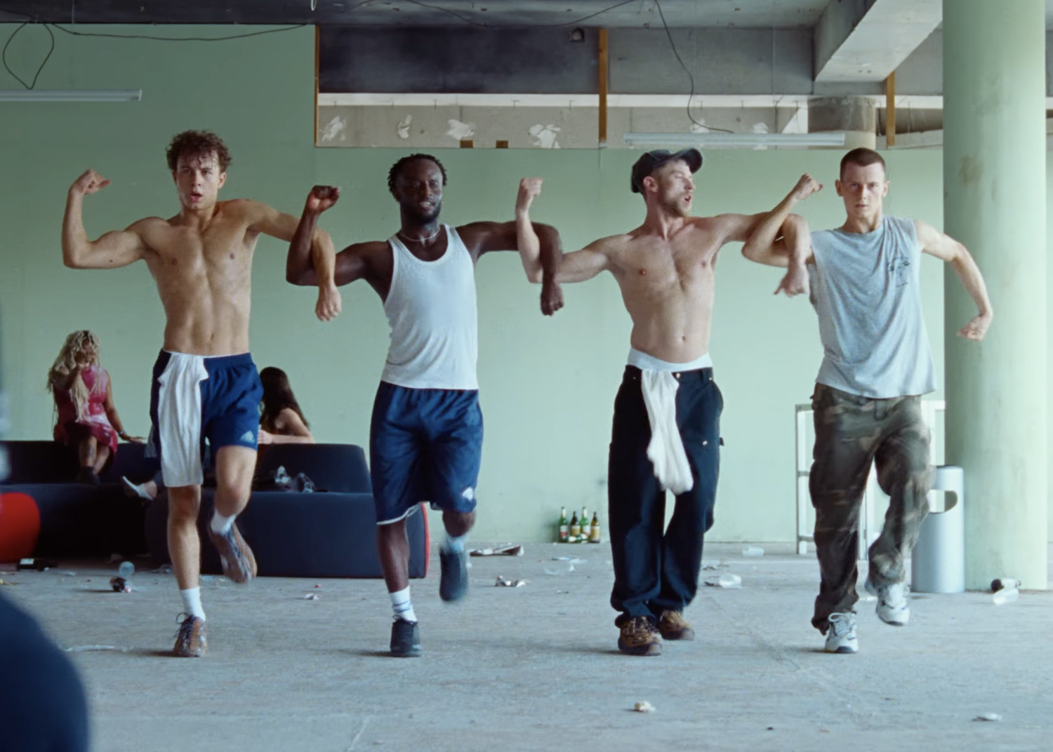 Watch: Meet Troye Sivans Rush-Dancers — GAY.CH · Alles bleibt anders!