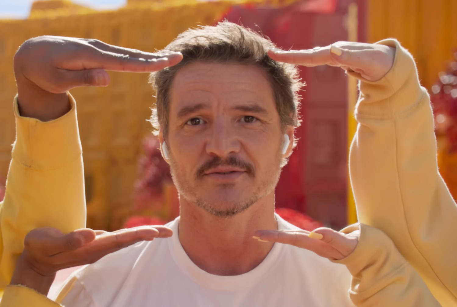 Watch: Pedro Pascal im Shortfilm Someday für Apple AirPods vor der ...