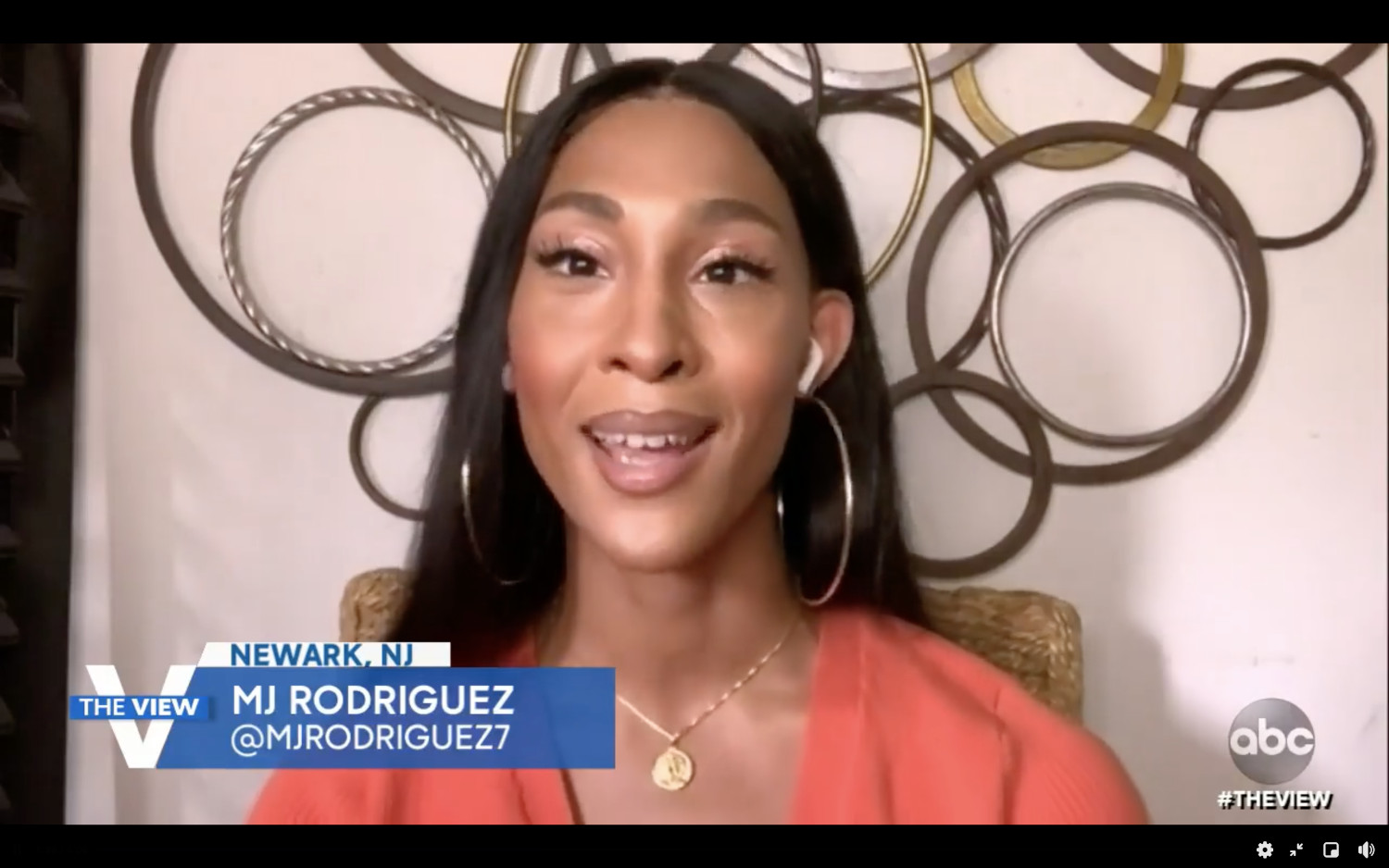 Watch: Pose-Darstellerin MJ Rodriguez bei The View — GAY.CH · Alles ...