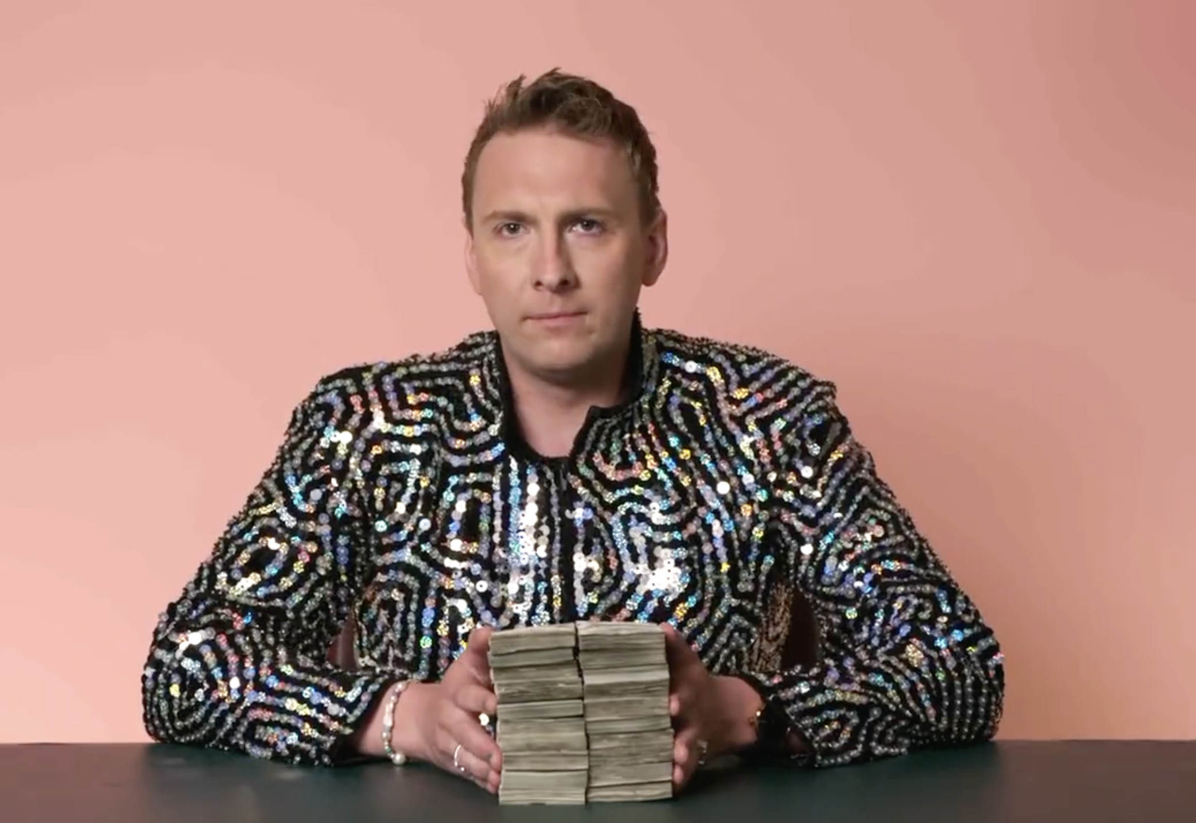 Watch: Schwuler Comedian fordert Beckham wegen dessen Katar-Engagement ...