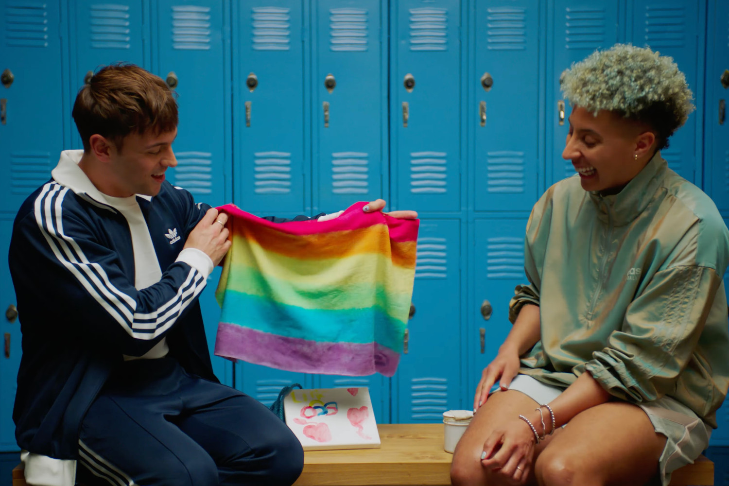 Watch: Tom Daley über sein Pride Shammy und Hot Body Wax — GAY.CH ...