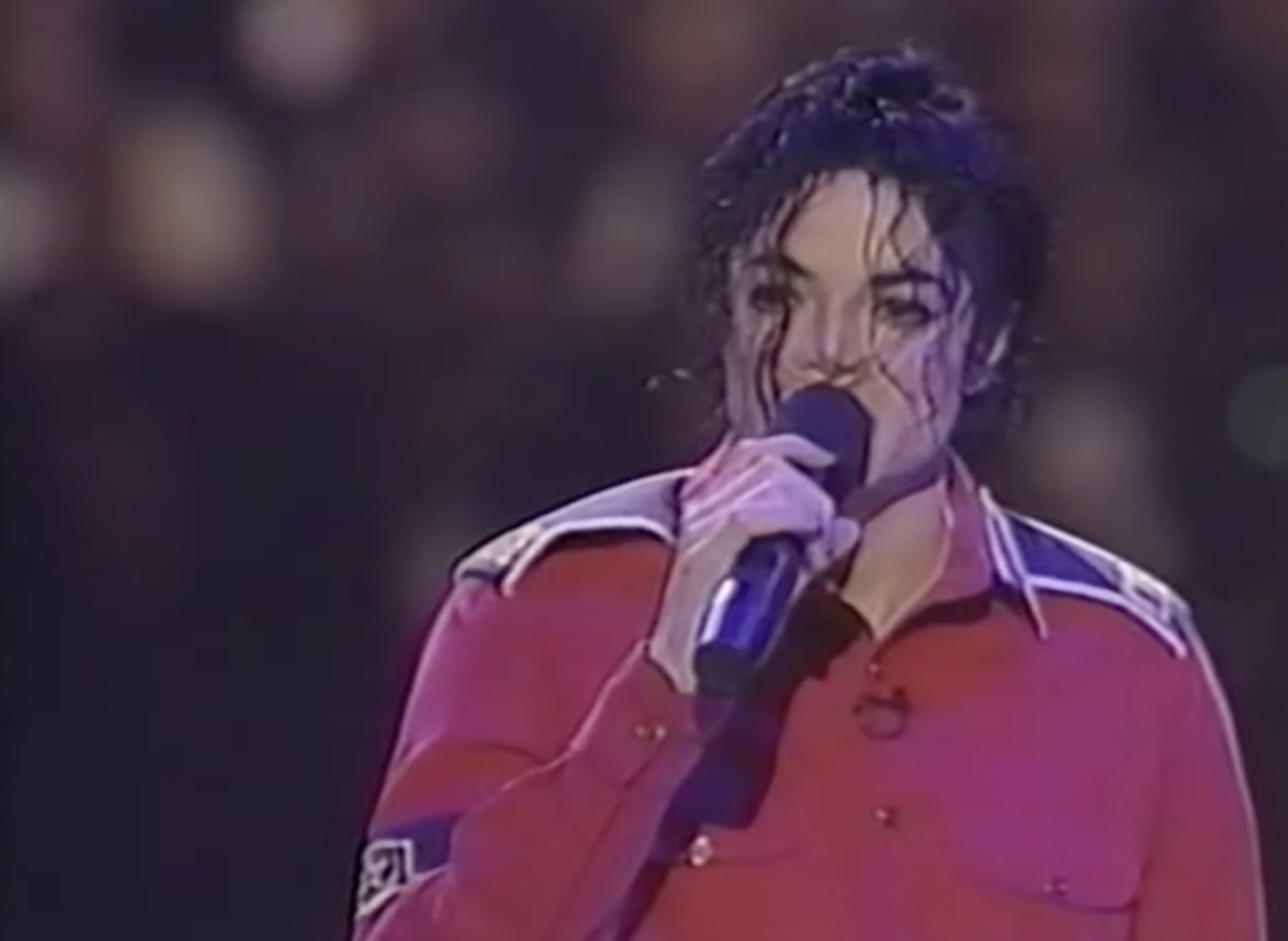 Watch: Vor genau 30 Jahren: Michael Jackson ruft Aids einmal mehr ins ...